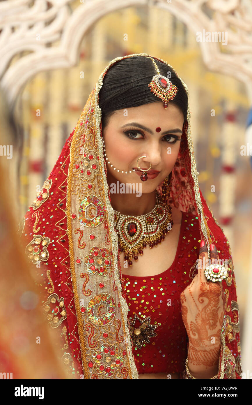 Indian bride admiring herself in mirror Stock Photo - Alamy