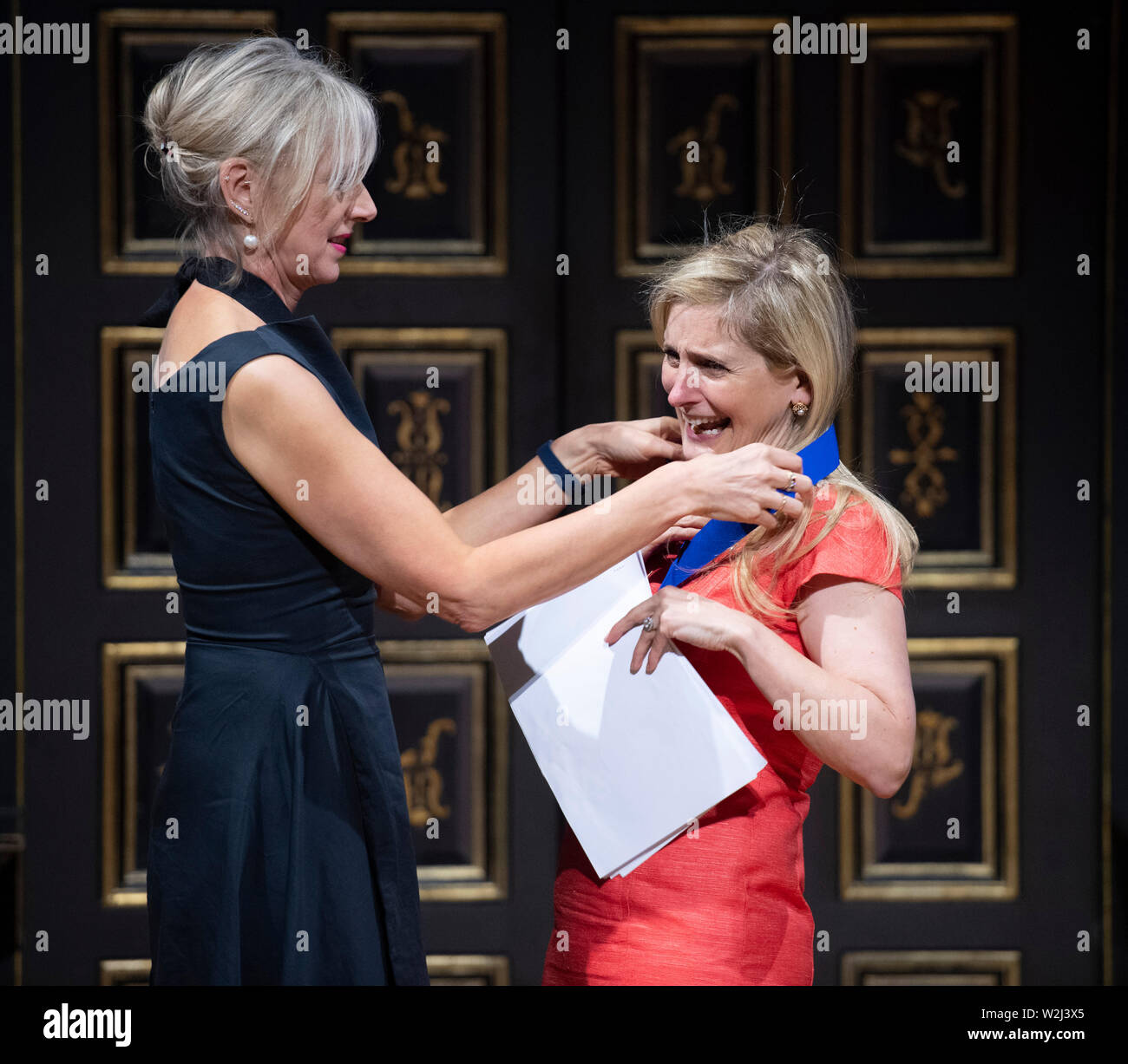 Receiving child achievement award hi-res stock photography and images ...