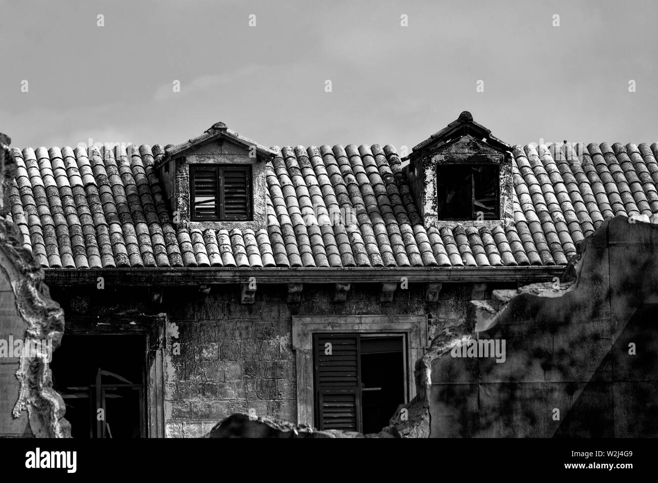 Small run down house hi-res stock photography and images - Alamy