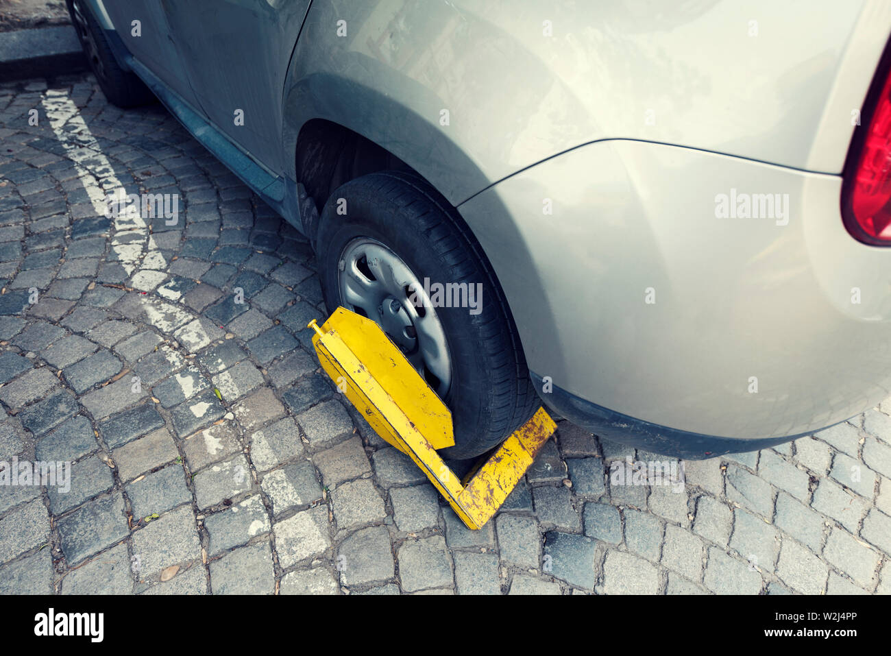 Car wheel clamp clamping warning hi-res stock photography and images ...