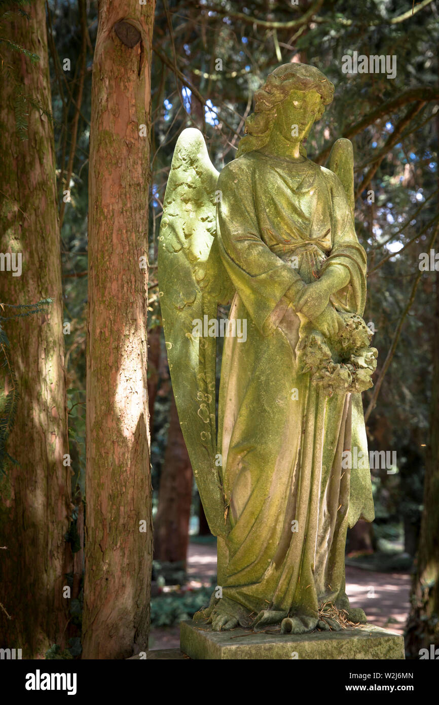 Germany, Cologne, angel at the Melaten cemetery. Deutschland, Koeln ...
