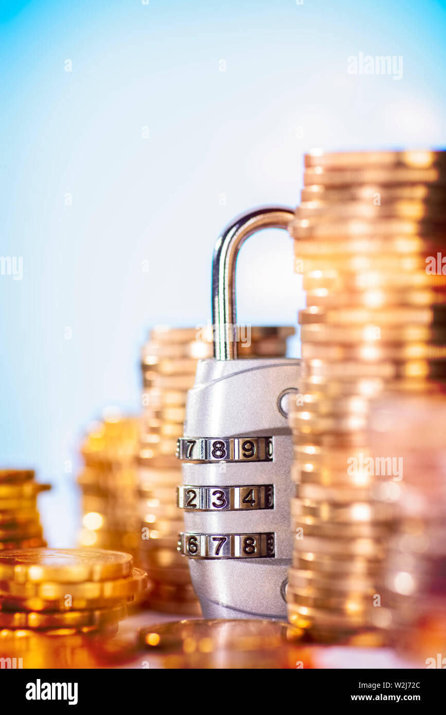 Coin lock hi-res stock photography and images - Alamy