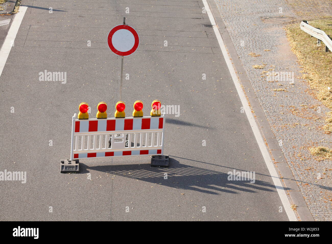 Roadblock, traffic sign Barrier, ban on vehicles of all kinds ...