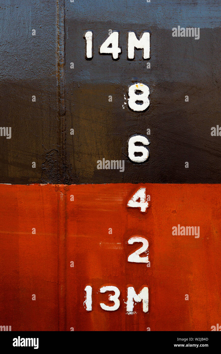 Ship hull marking hi-res stock photography and images - Alamy