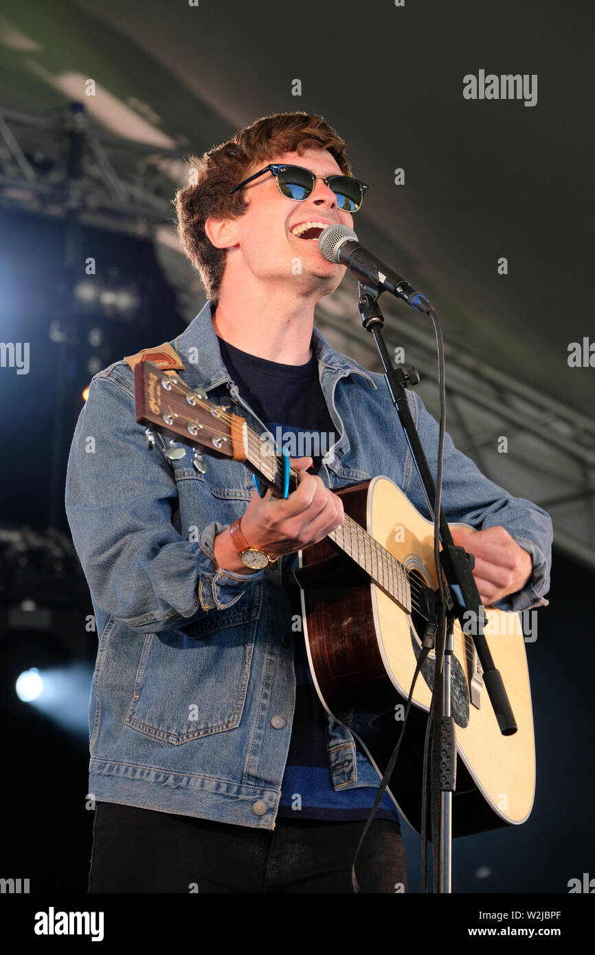 Tom speight singing hi-res stock photography and images - Alamy