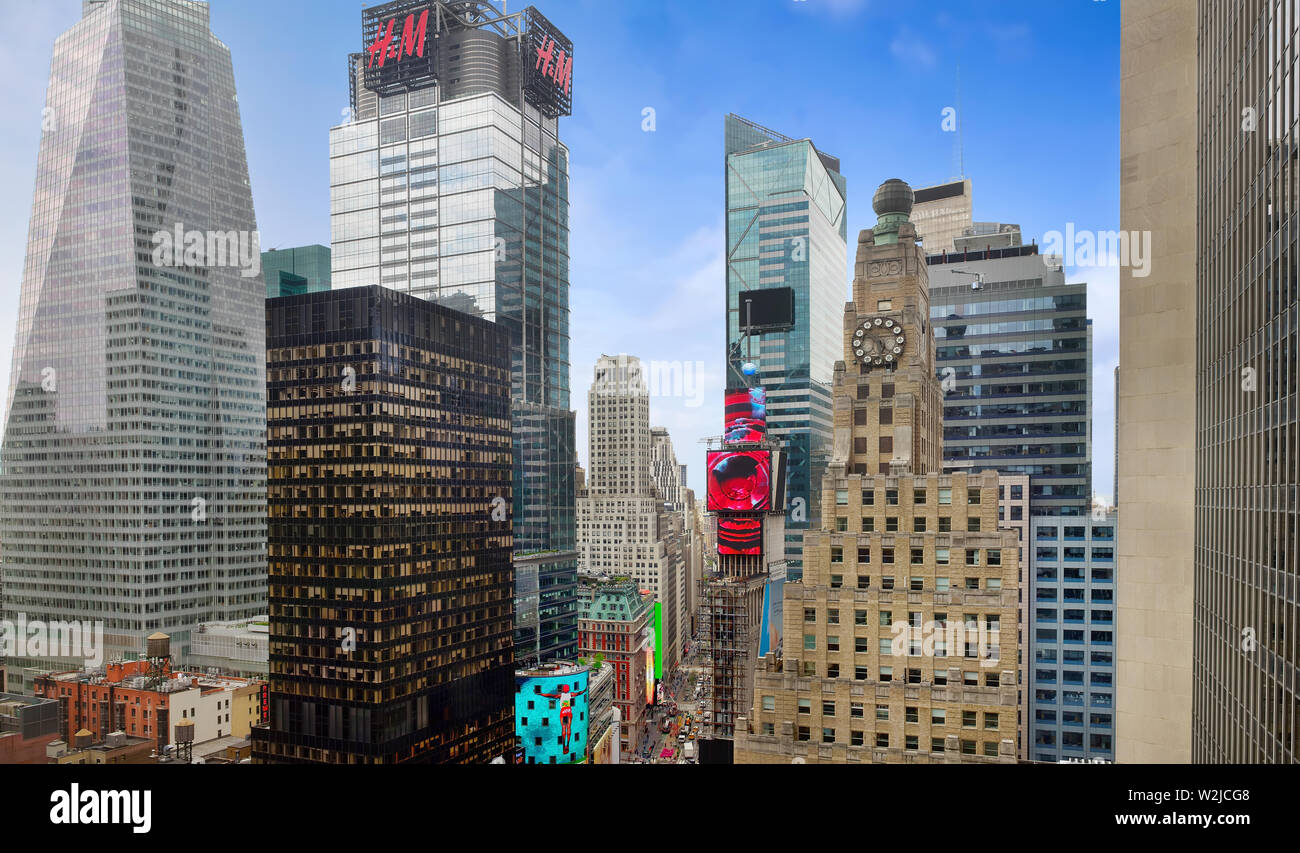Reflection times square hi-res stock photography and images - Alamy