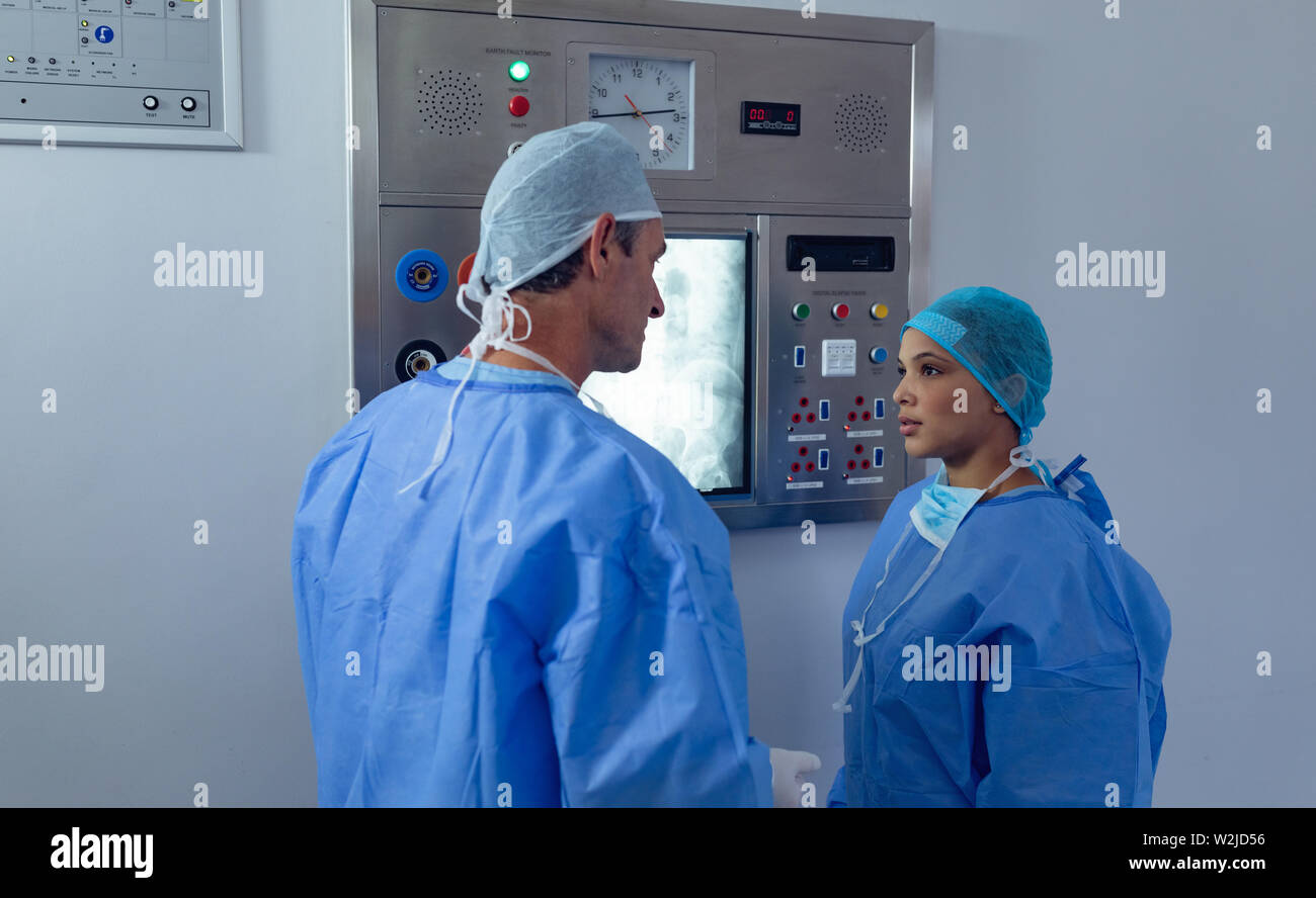 Surgeons woman hi-res stock photography and images - Alamy