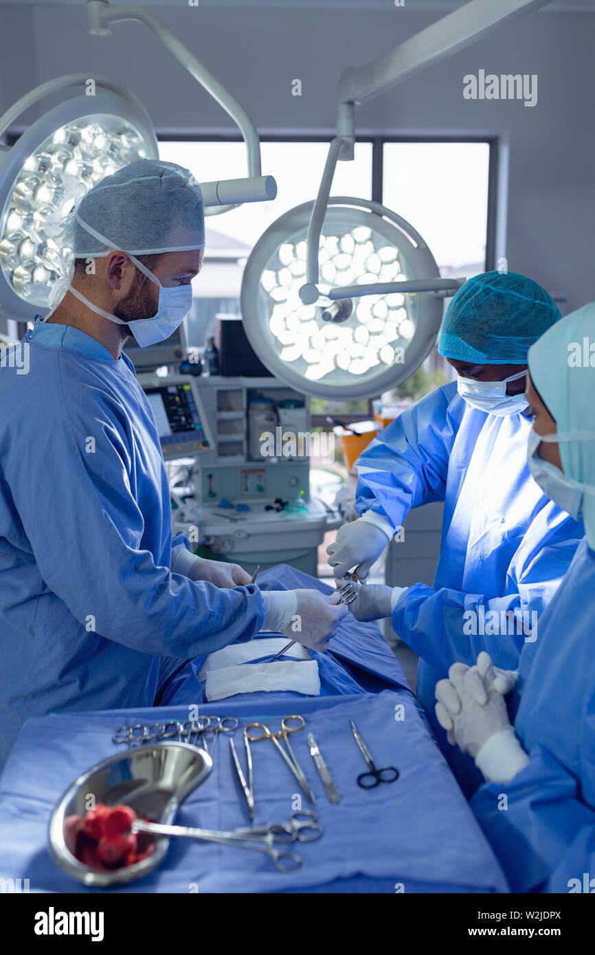 Surgeons performing surgery in operation theater Stock Photo - Alamy