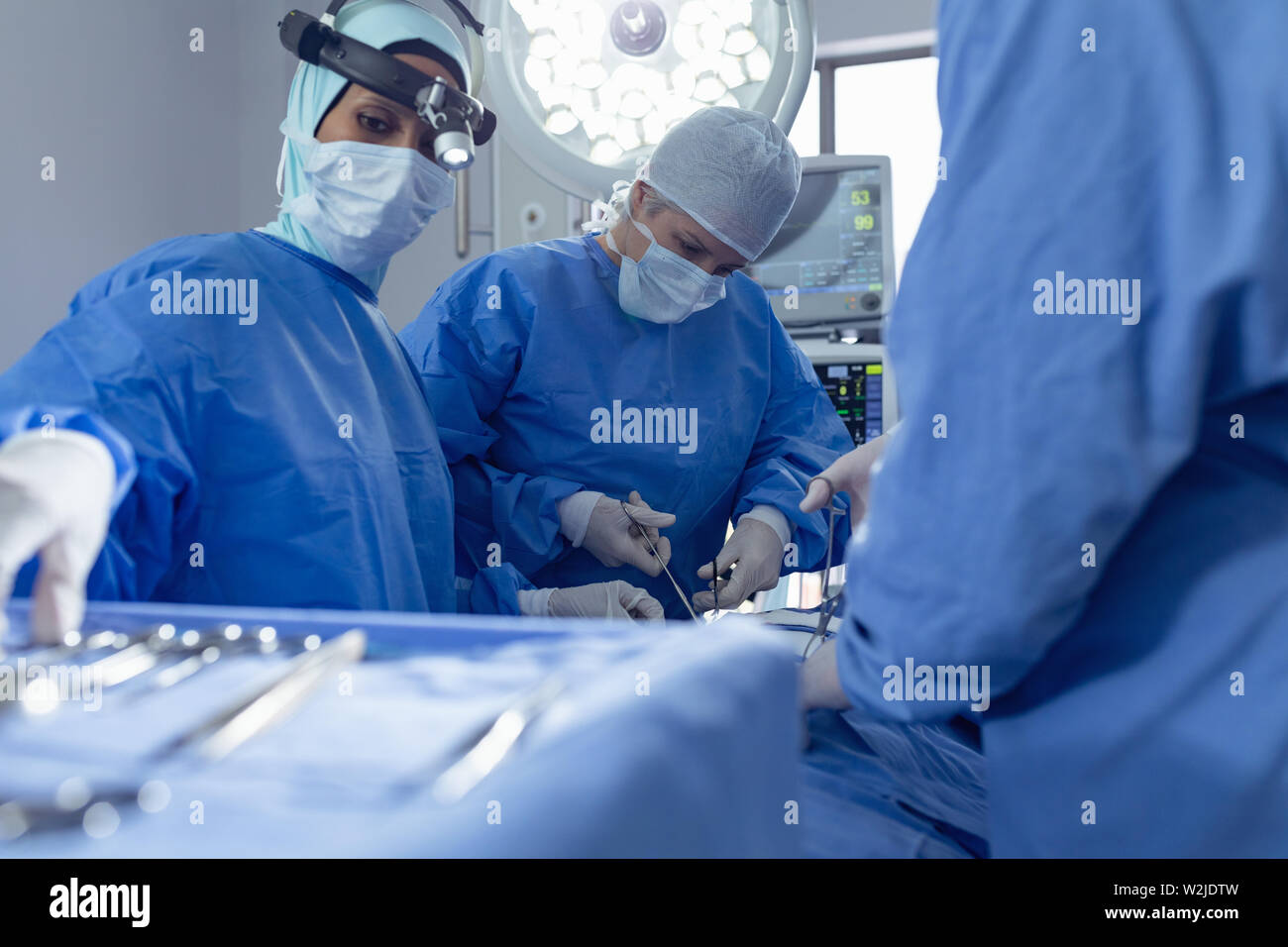 Surgeons performing surgery in operation theater Stock Photo - Alamy