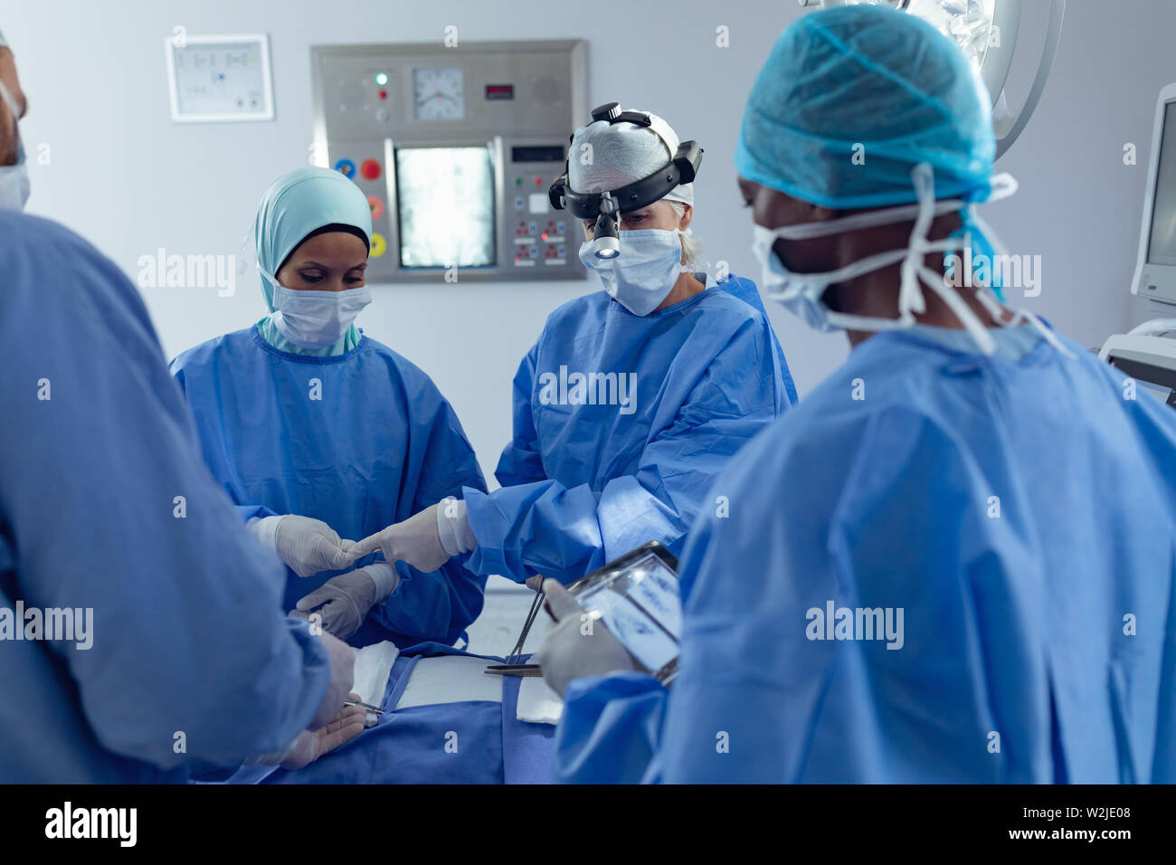Surgeons performing surgery in operation theater Stock Photo - Alamy