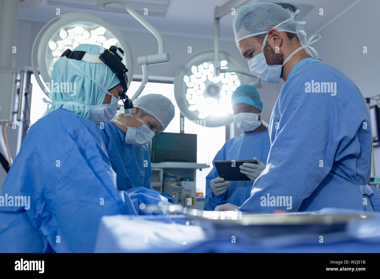 Surgeons performing surgery in operation theater Stock Photo - Alamy