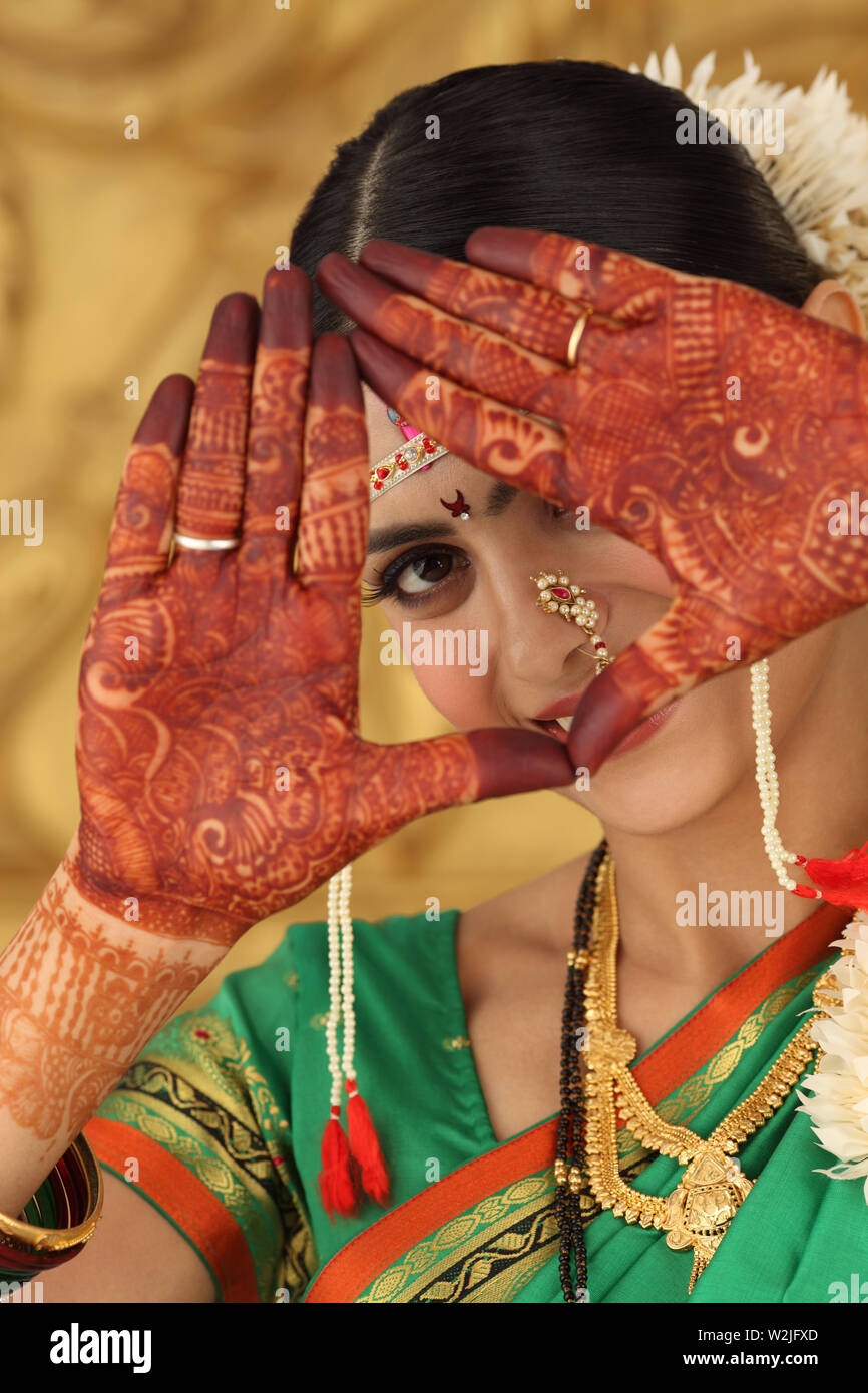 Portrait of an Indian bride making a finger frame Stock Photo - Alamy