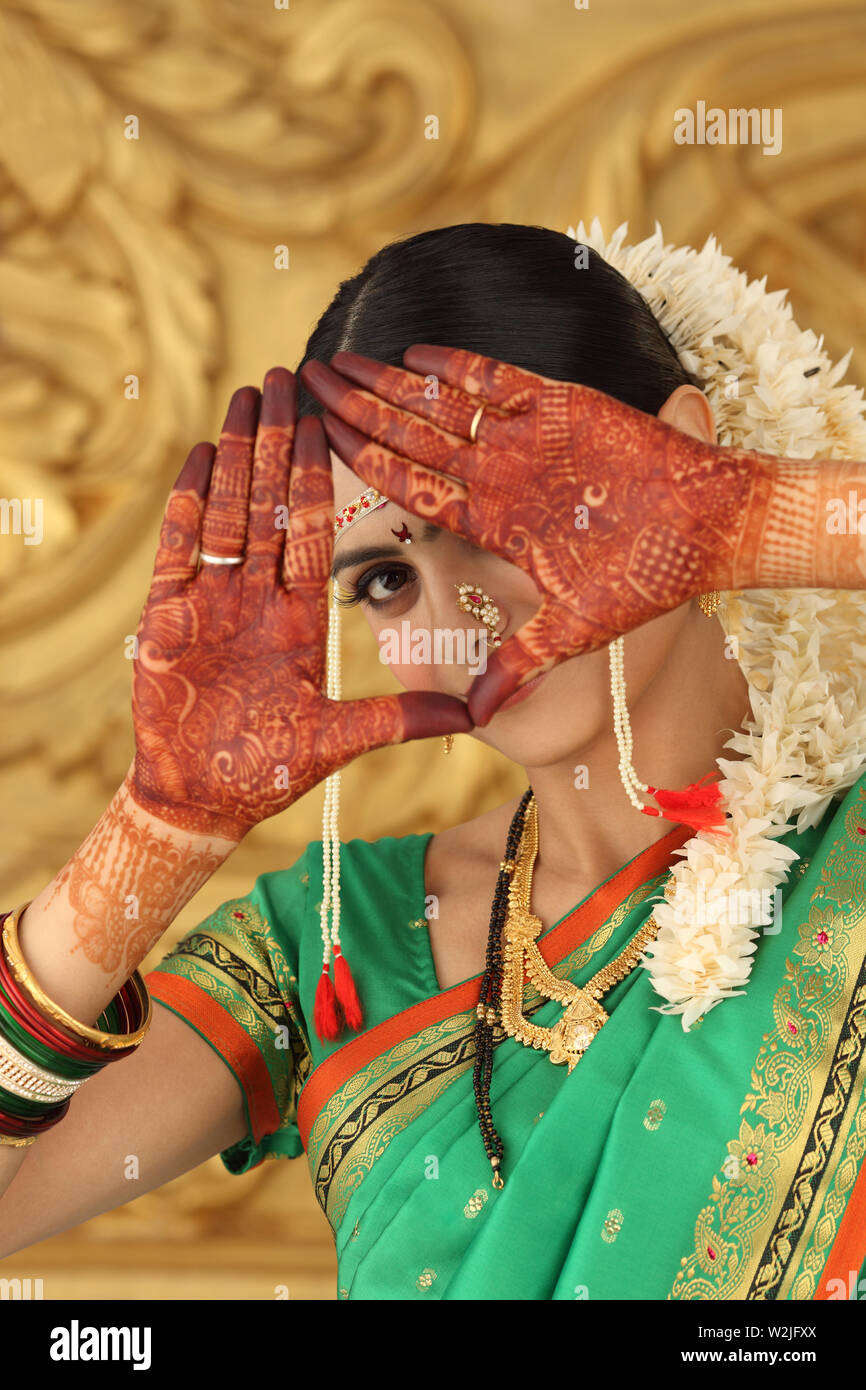 Portrait of an Indian bride making a finger frame Stock Photo - Alamy