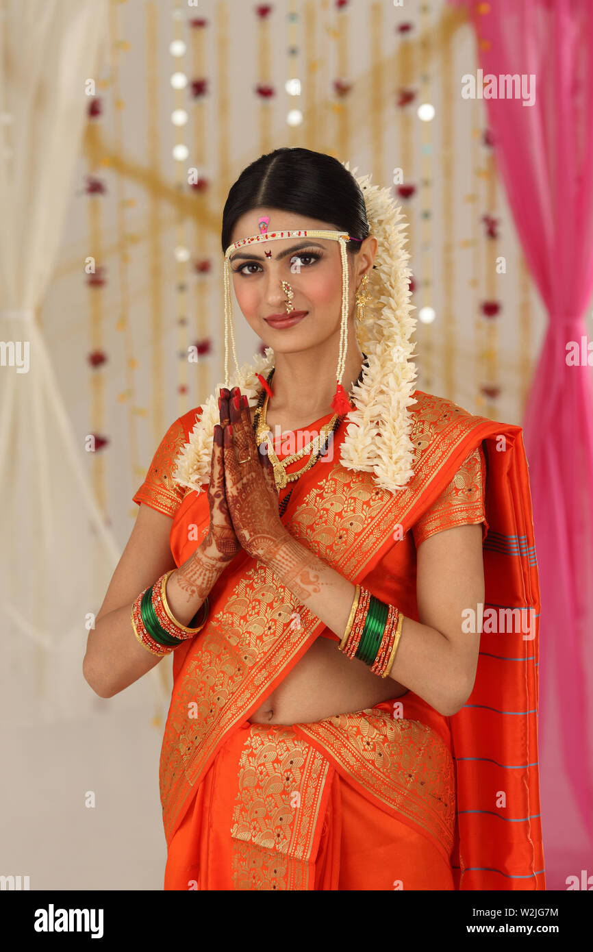 Portrait of an Indian bride welcoming with hands folded Stock Photo - Alamy