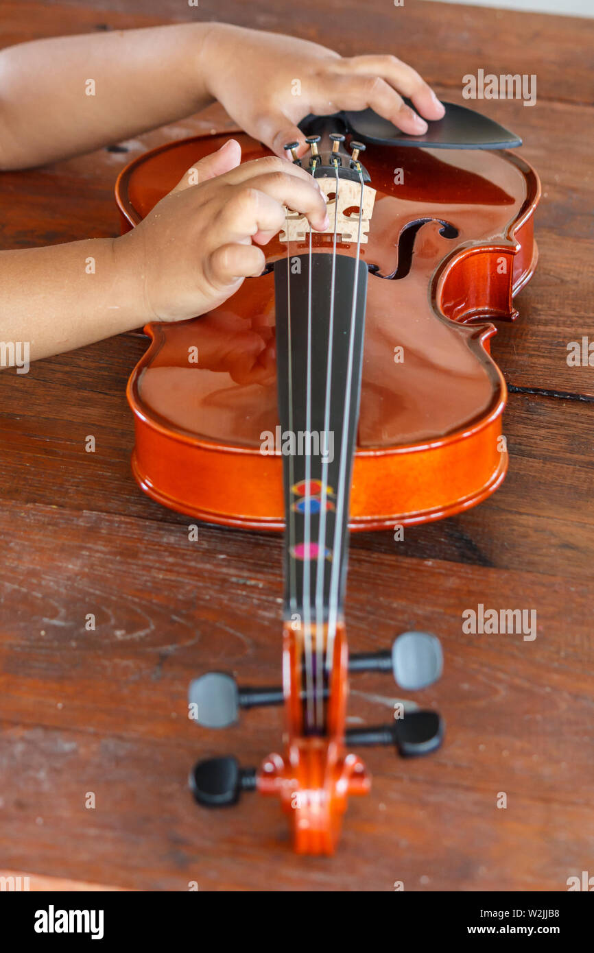 Hand of a kids with a violin shallow deep of field Stock Photo - Alamy