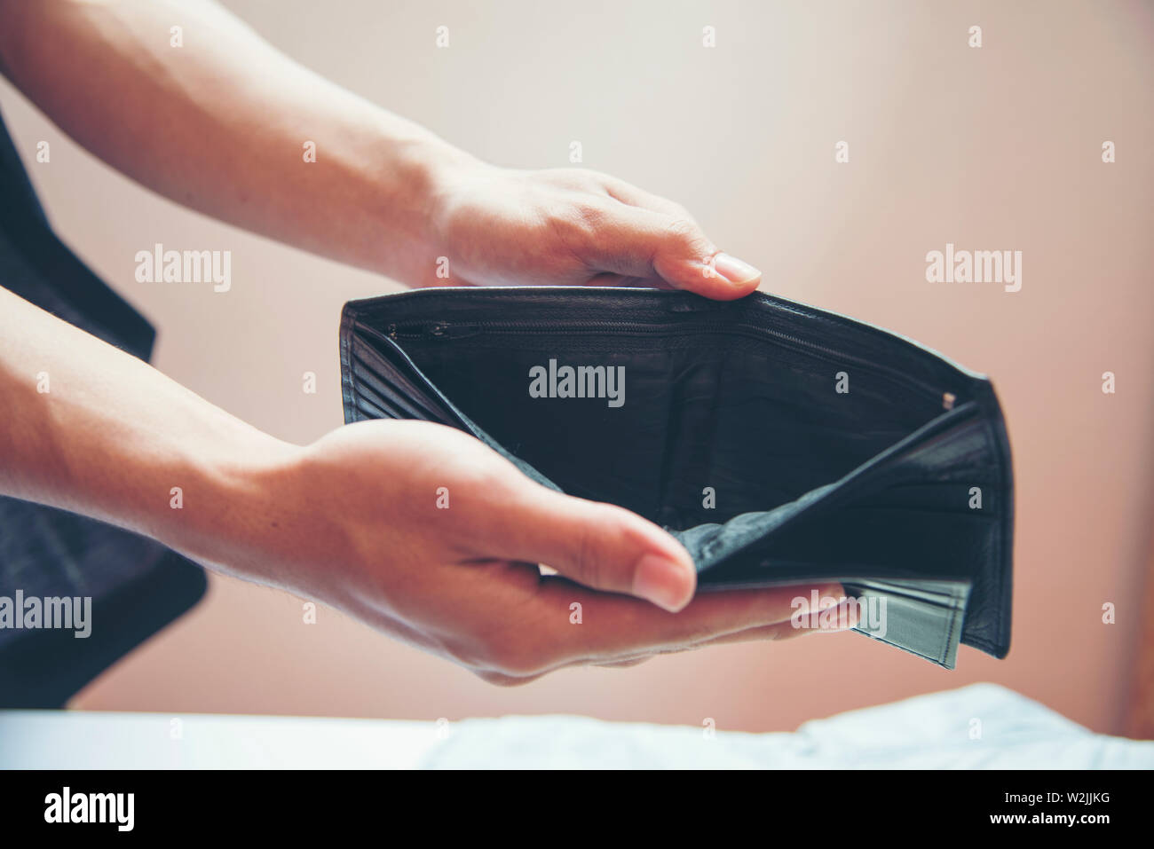 Showing empty wallet hi-res stock photography and images - Alamy