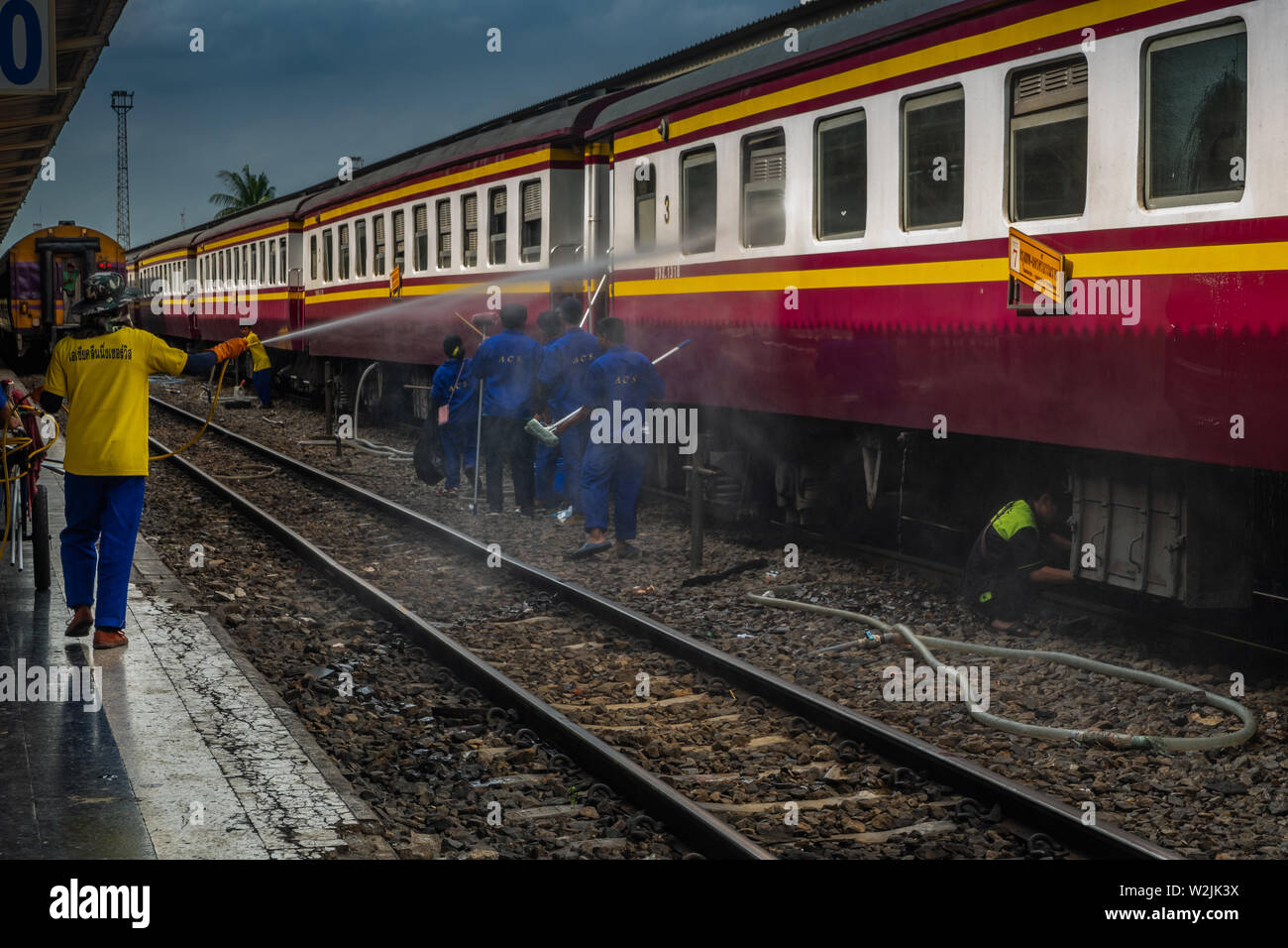 Bangkok, thailand - jun 29, 2019 : Cleaning staff while cleaning the ...