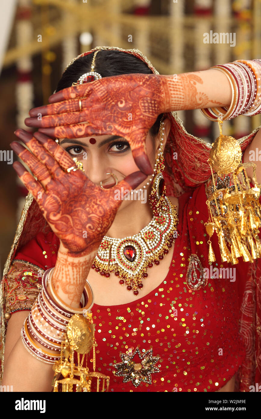 Portrait of an Indian bride making a finger frame Stock Photo - Alamy