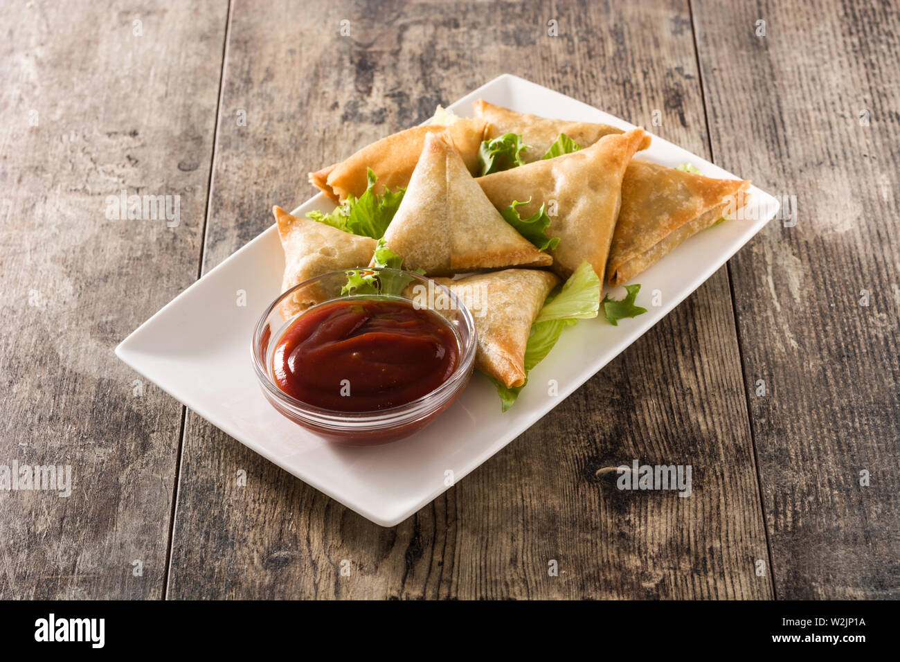 Samosas on plate hi-res stock photography and images - Alamy