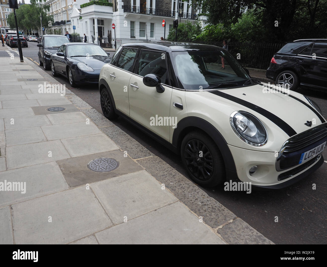 LONDON, UK - CIRCA JUNE 2019: View of typical British street in Chelsea ...