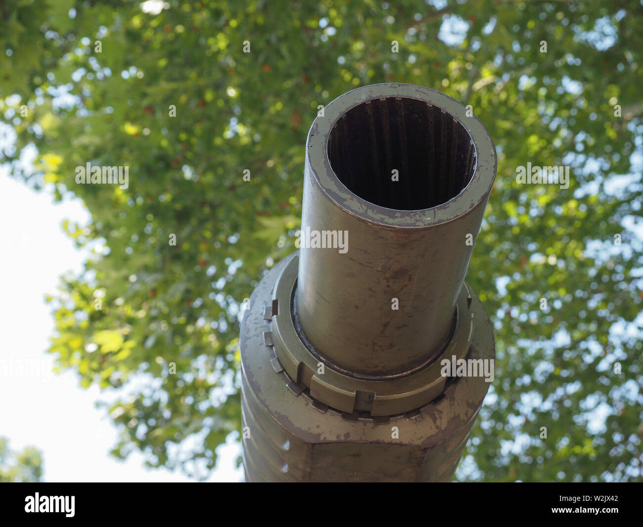 gun on tank used by the army Stock Photo - Alamy