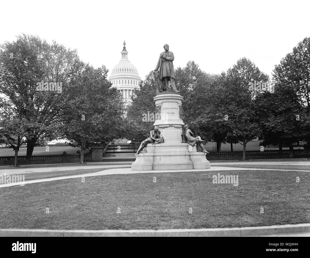 James a garfield monument Black and White Stock Photos & Images - Alamy