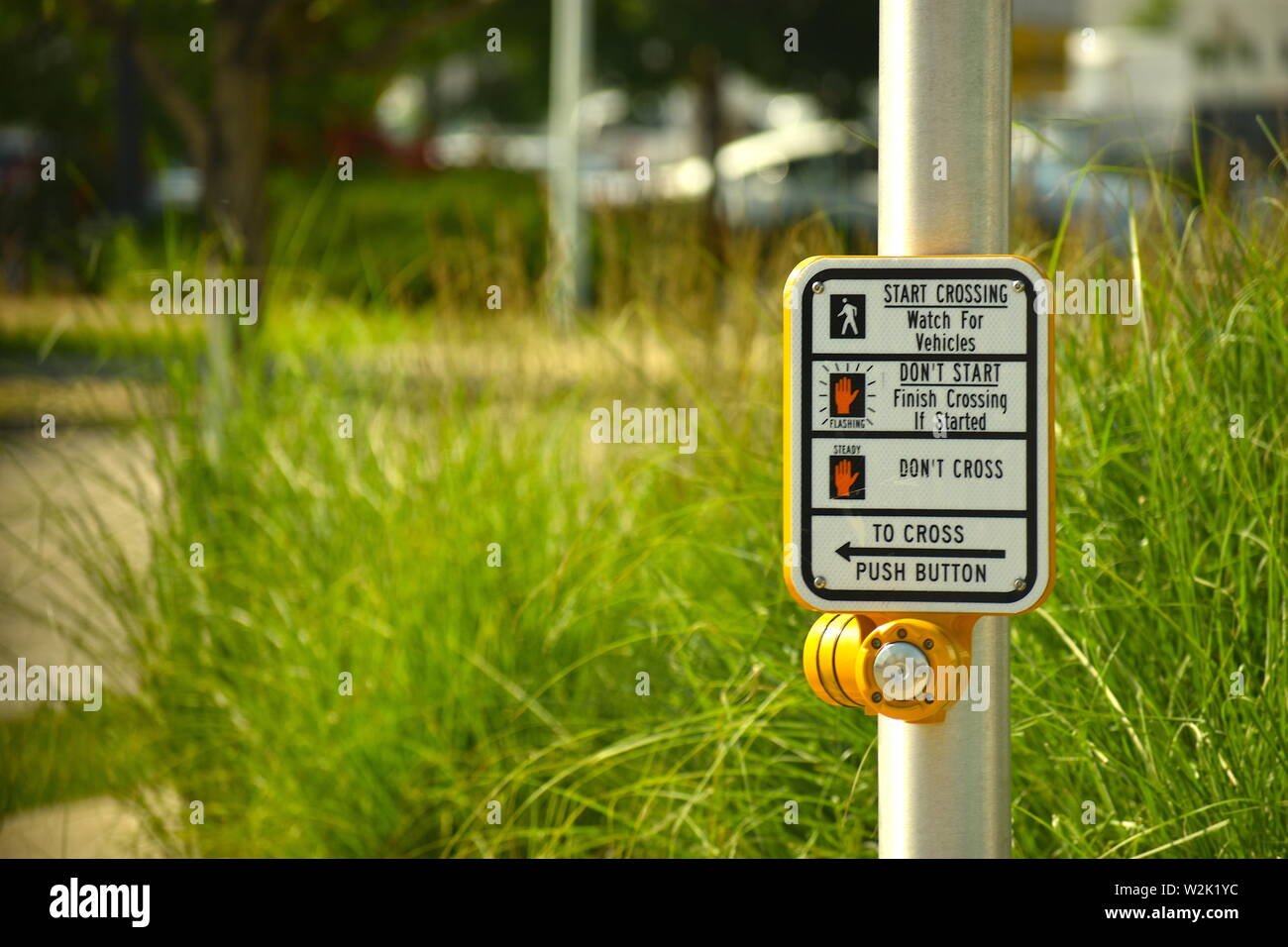 Electronic pedestrian crossing sign hi-res stock photography and images ...