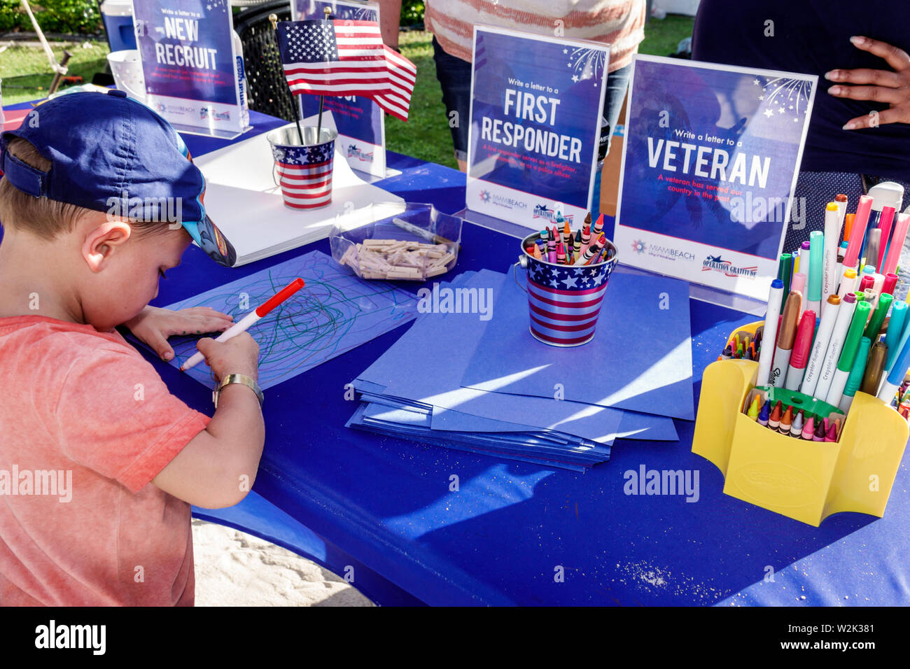 Drawing child artwork hi-res stock photography and images - Alamy