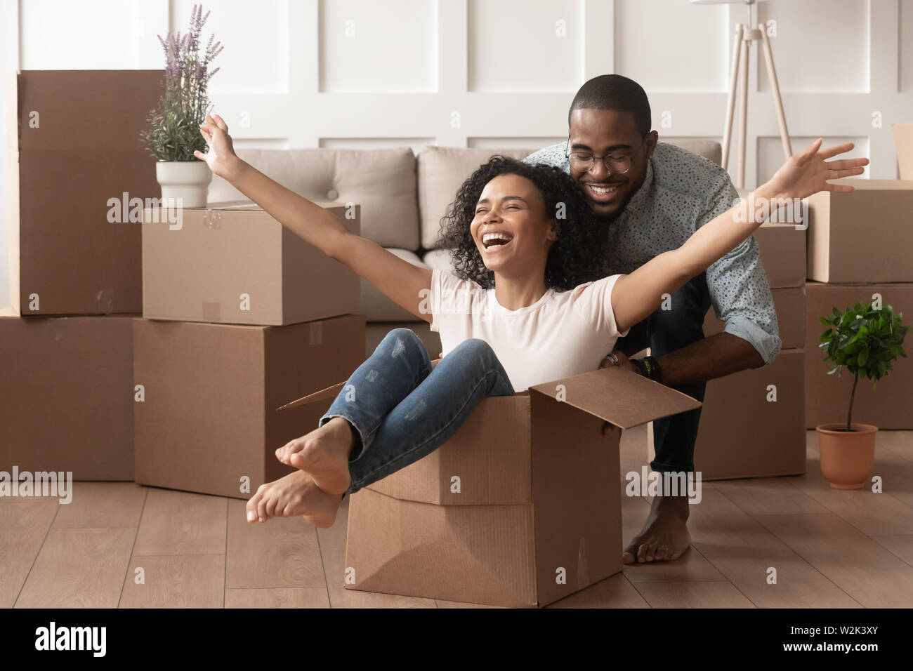 Moving day box hi-res stock photography and images - Alamy