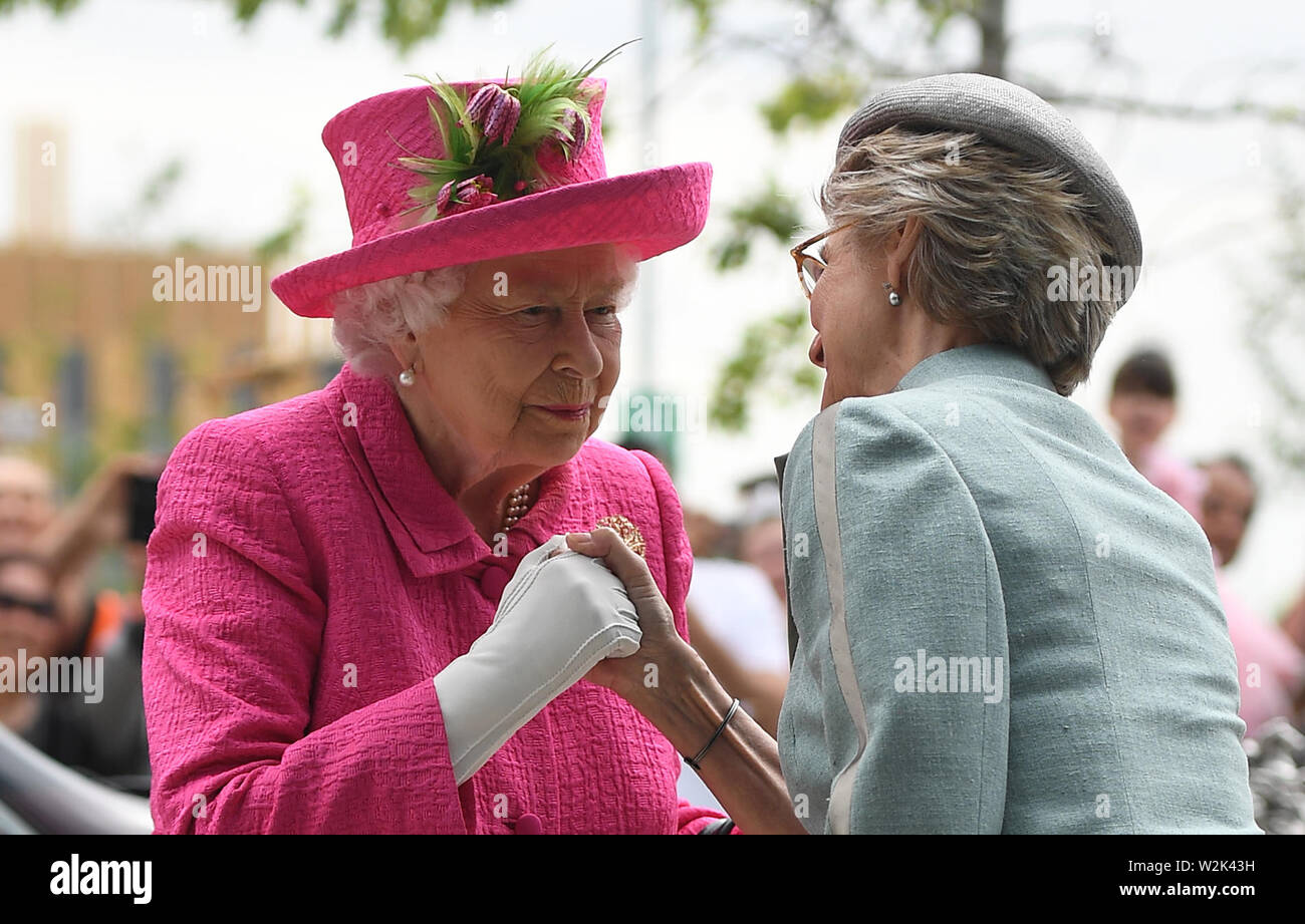 Queen elizabeth ii visit gloucester hi-res stock photography and images ...