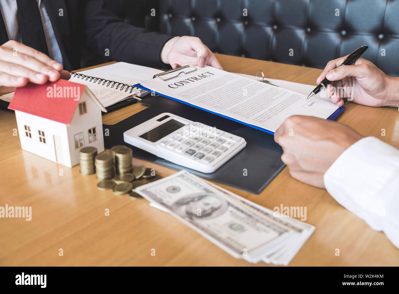 Signing of the agreement hi-res stock photography and images - Alamy