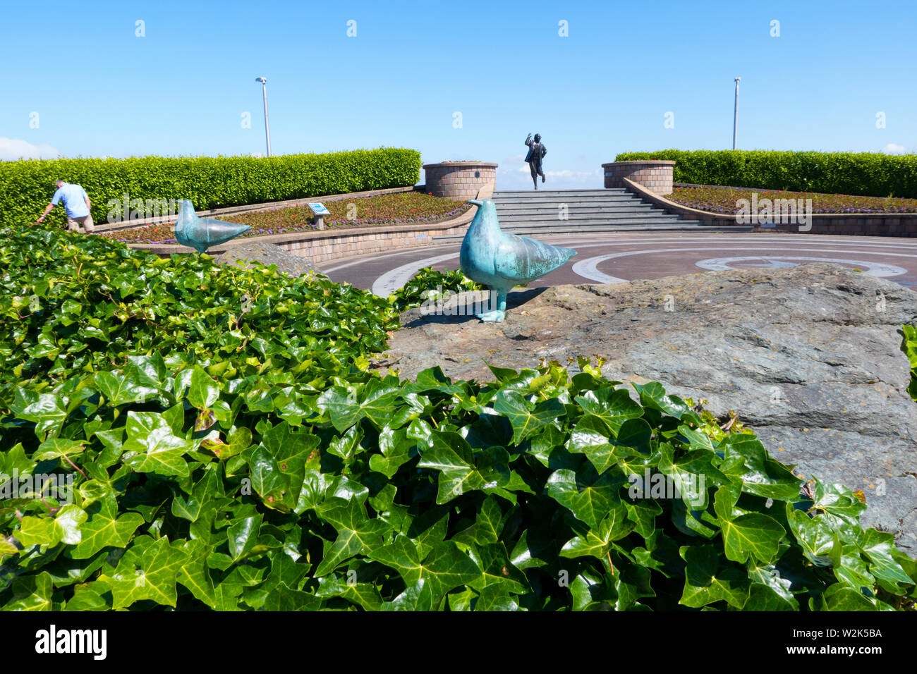 Eric morecambe statue morecambe hi-res stock photography and images - Alamy