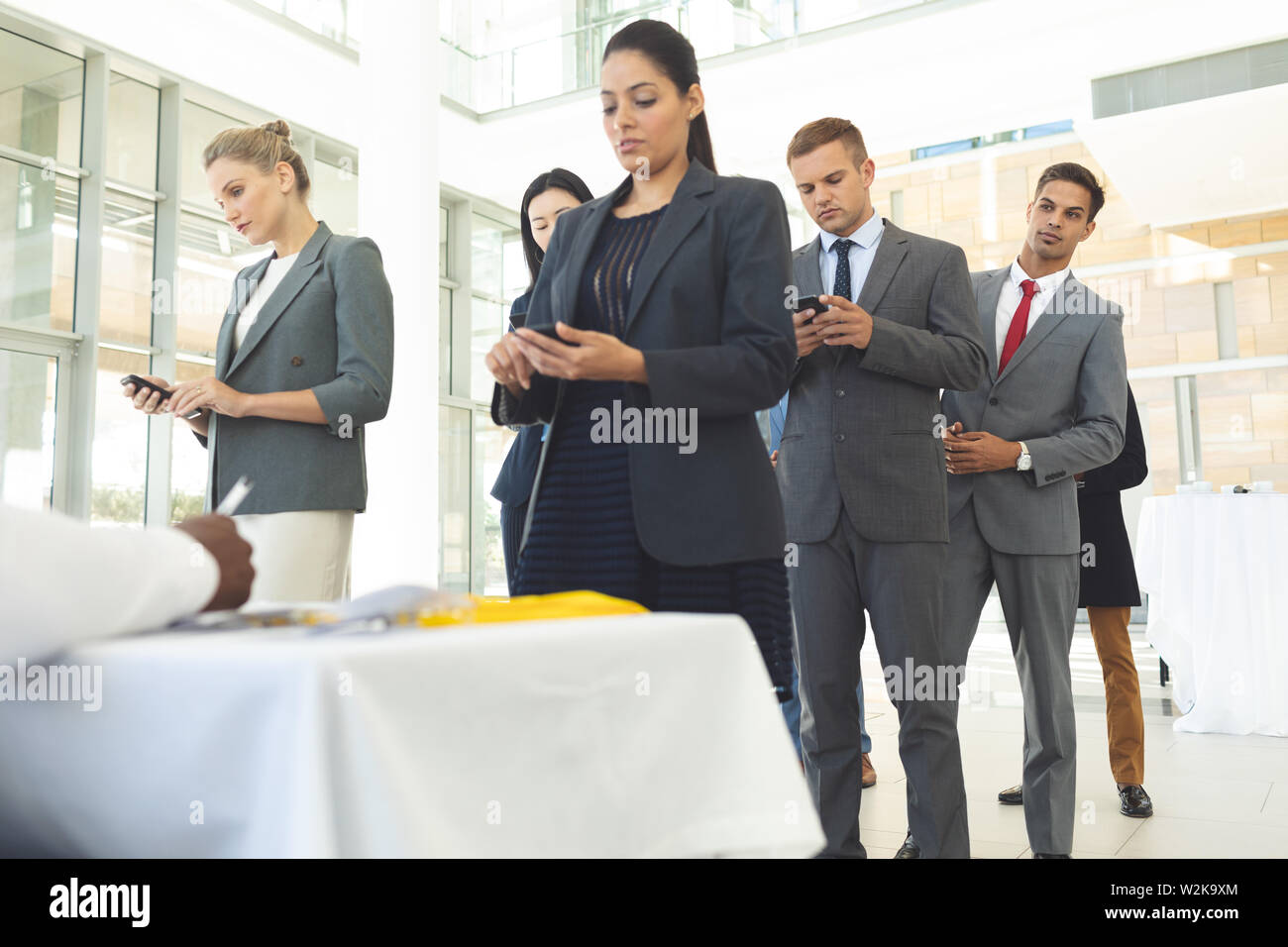Women texting group hi-res stock photography and images - Alamy