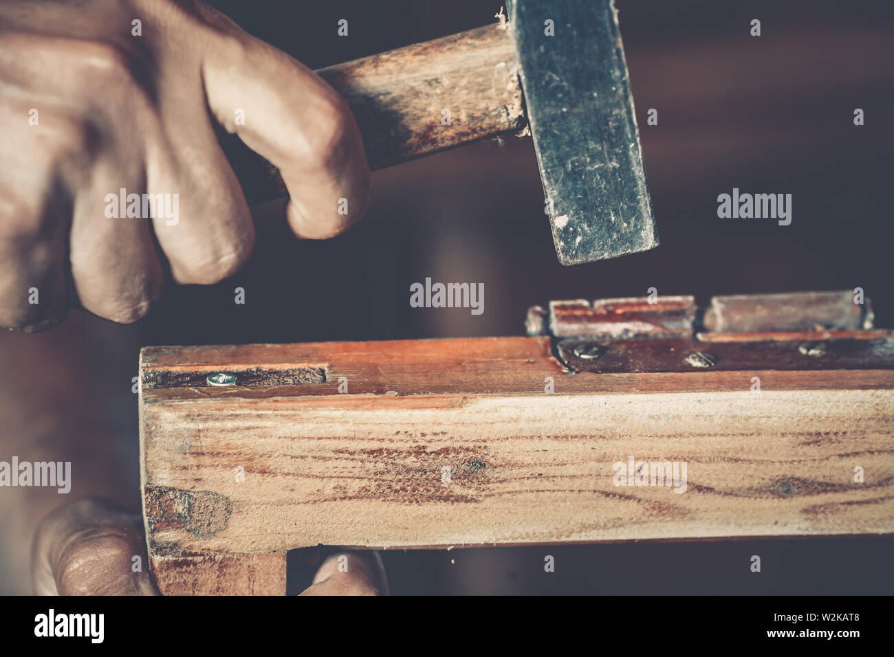 Hand holding hammer hi-res stock photography and images - Alamy