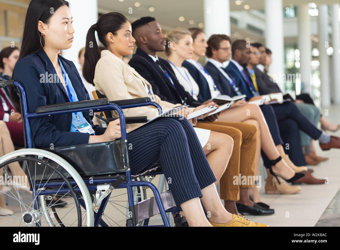 People sitting on chairs hi-res stock photography and images - Alamy