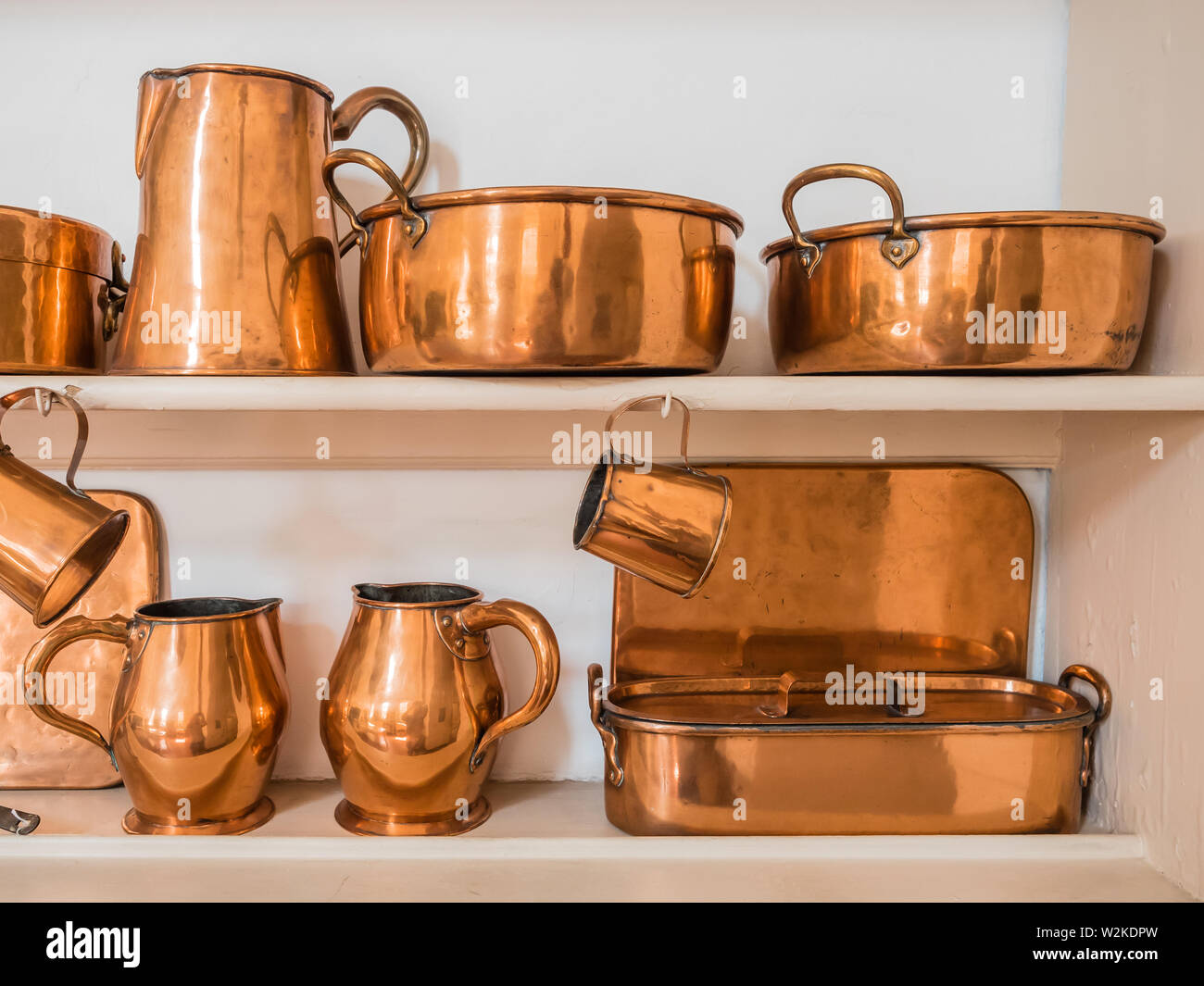 Copper pots and pans hi-res stock photography and images - Alamy