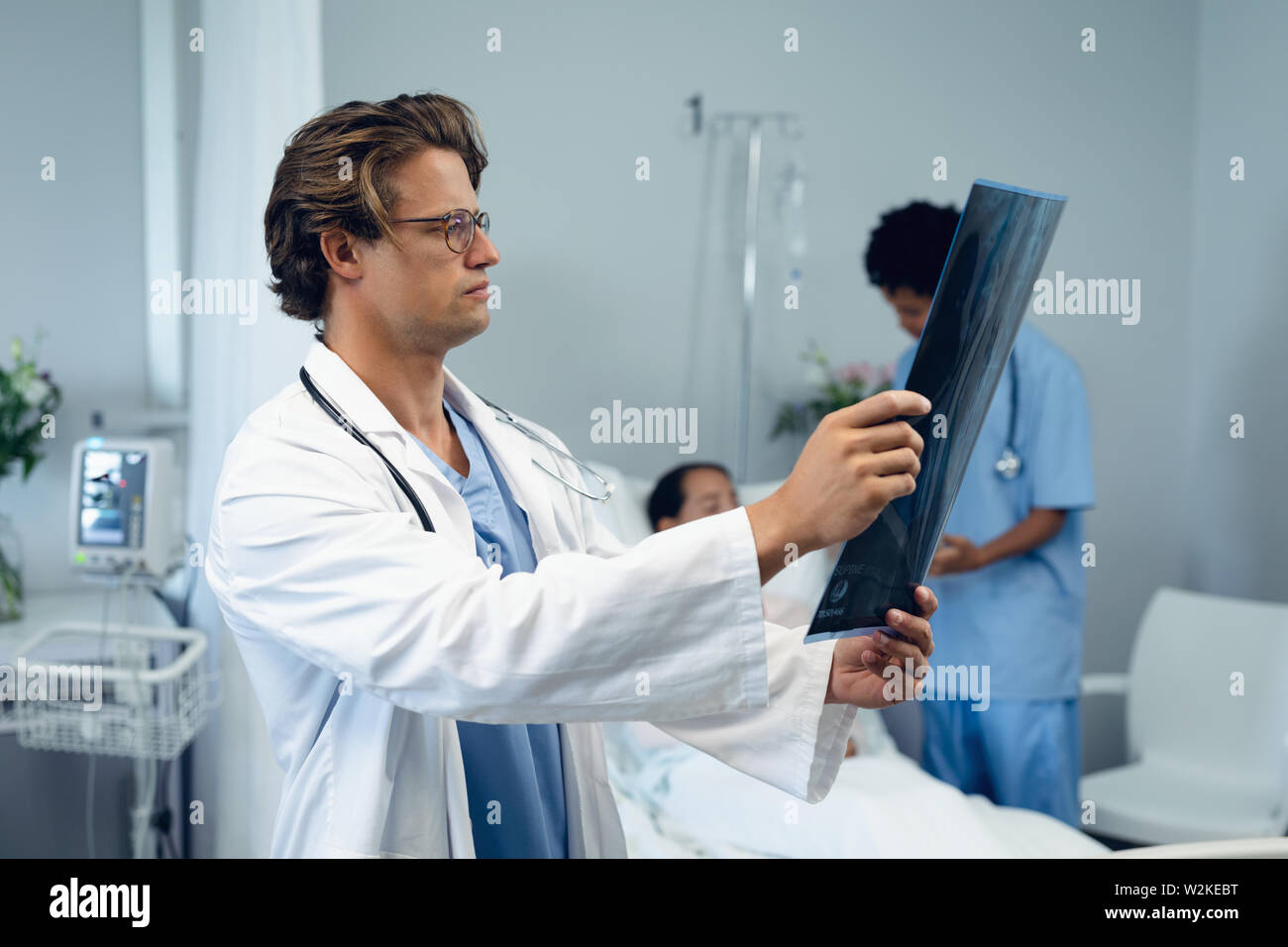 Black female doctor x ray hi-res stock photography and images - Alamy