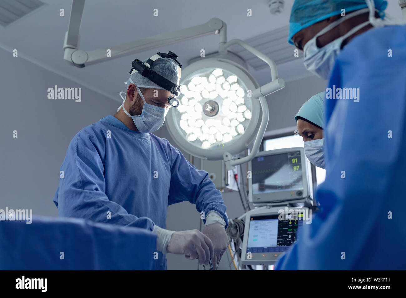 Surgeons performing surgery in operation theater Stock Photo - Alamy