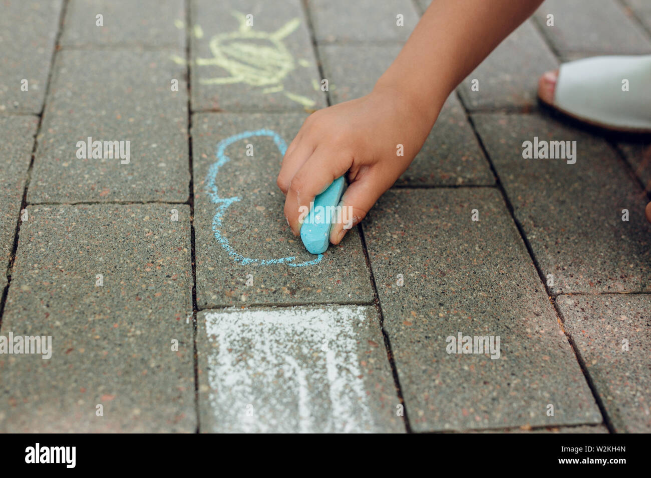 Pavement chalk kids hi-res stock photography and images - Alamy