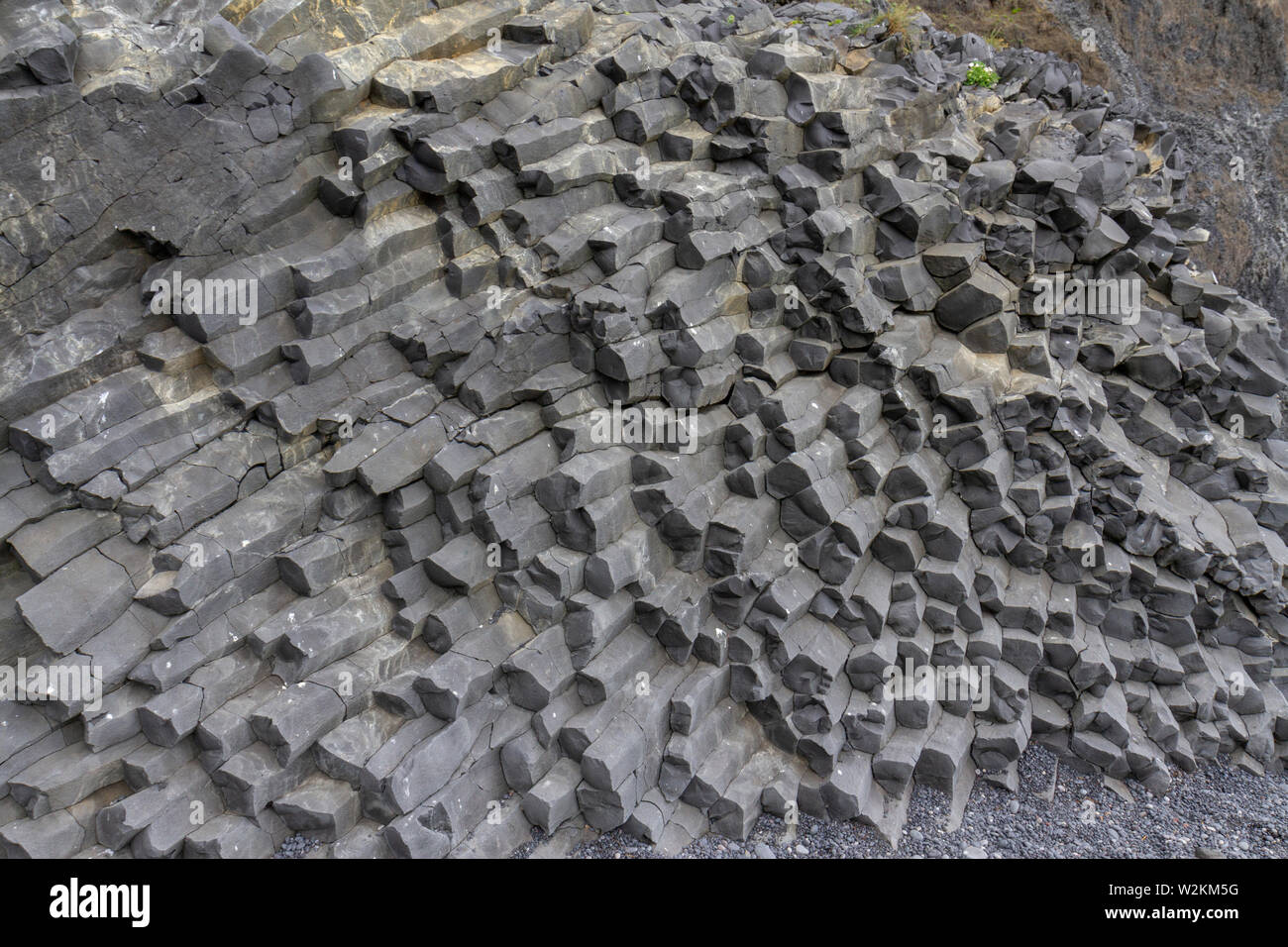 Hexagonal basalt columns on Reynisfjara black sand beach, southern Iceland Stock Photo - Alamy