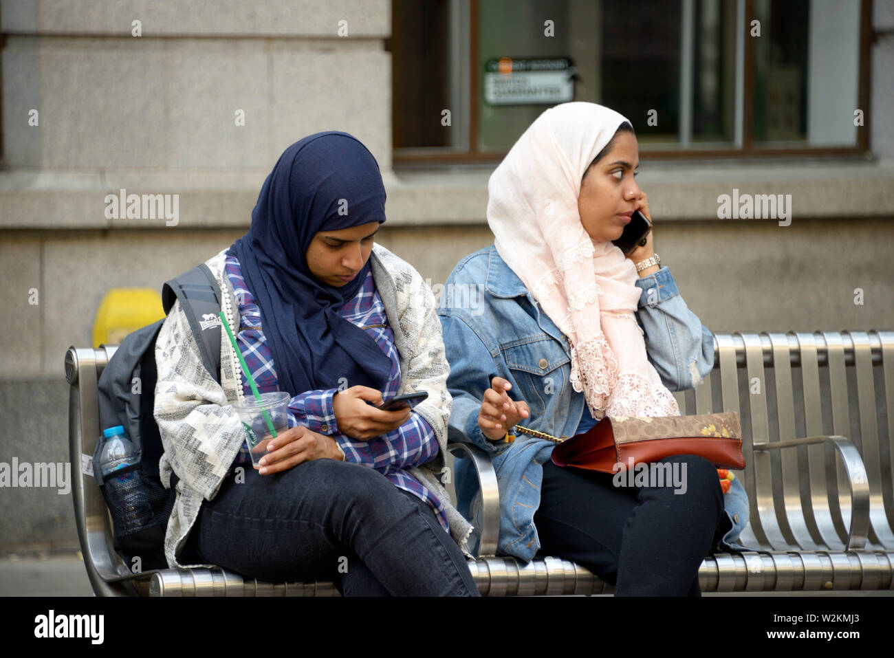 Hijab women phone hi-res stock photography and images - Alamy