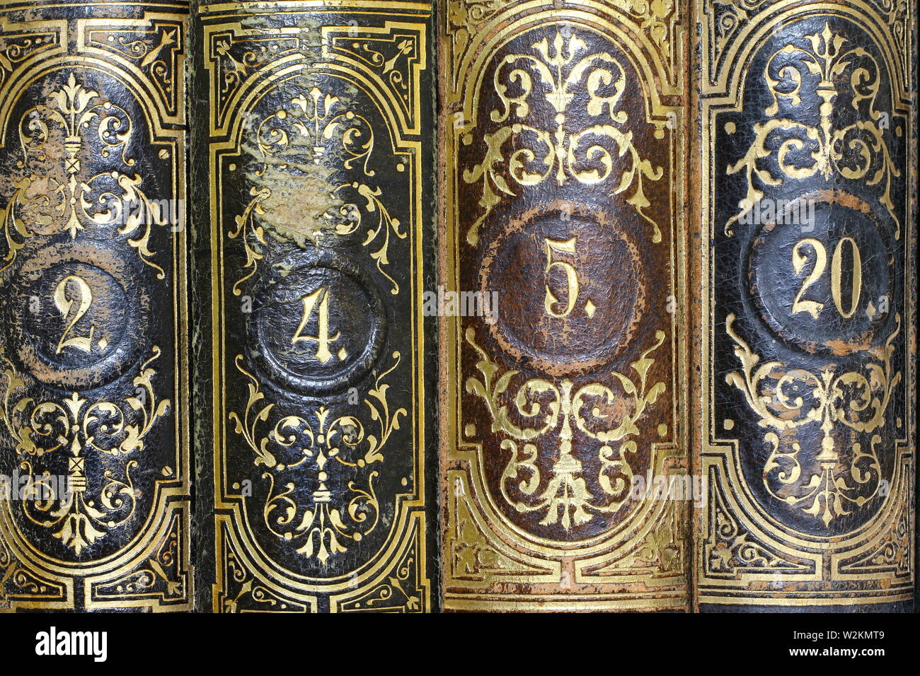 Antique bookends hi-res stock photography and images - Alamy