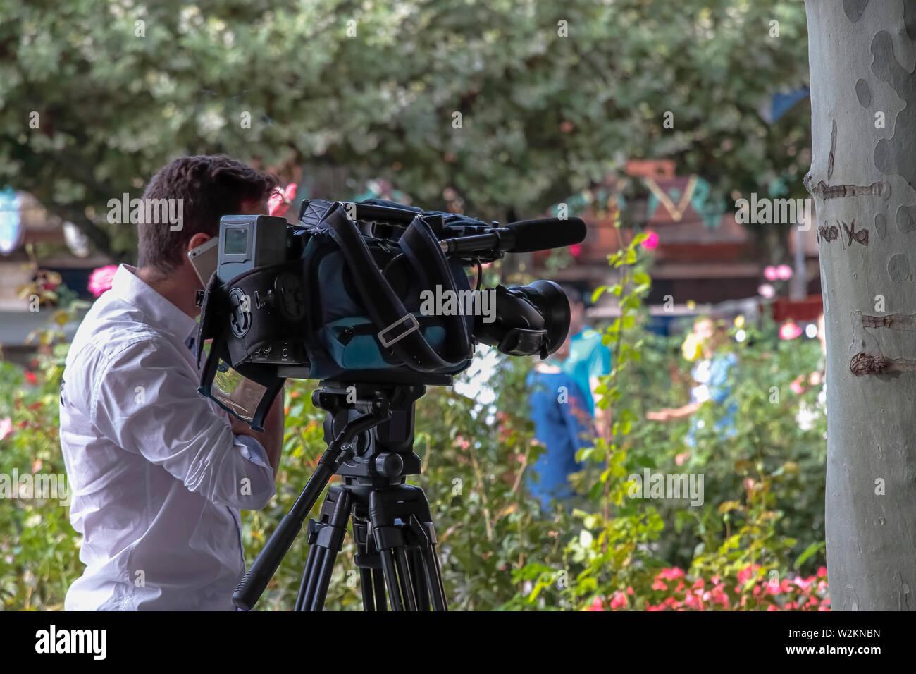 Male tv reporter talking to camera hi-res stock photography and images ...