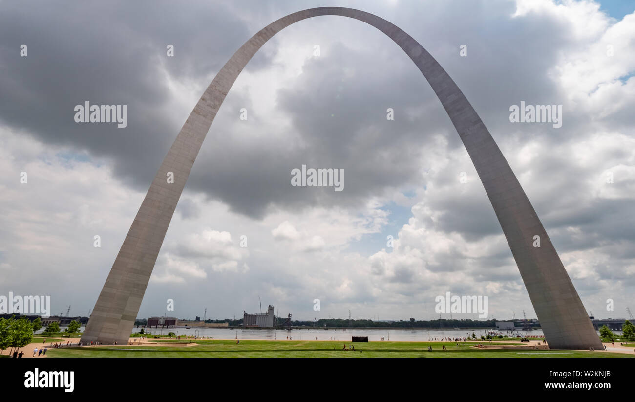 Famous Gateway Arch in St. Louis - ST. LOUIS, USA - JUNE 19, 2019 Stock ...