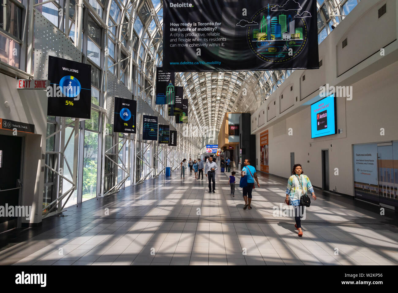 Skywalk pedestrian walkway toronto canada hi-res stock photography and ...