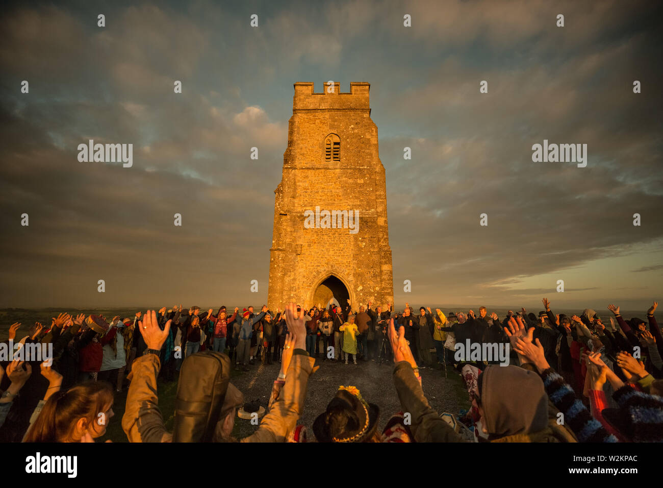 Summer solstice glastonbury tor hi-res stock photography and images - Alamy