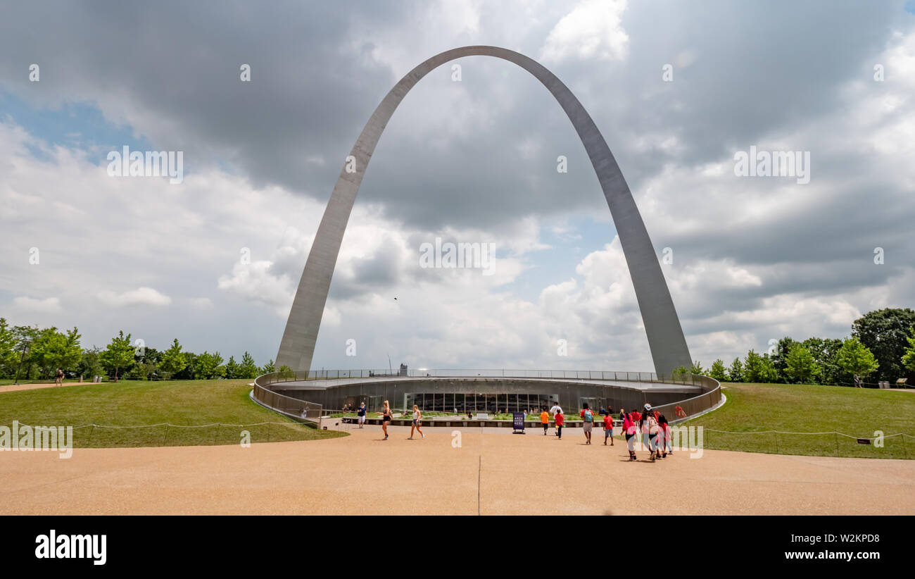 Famous Gateway Arch in St. Louis - ST. LOUIS, USA - JUNE 19, 2019 Stock ...