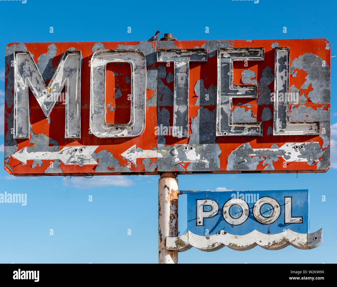 Dilapidated motel sign hi-res stock photography and images - Alamy