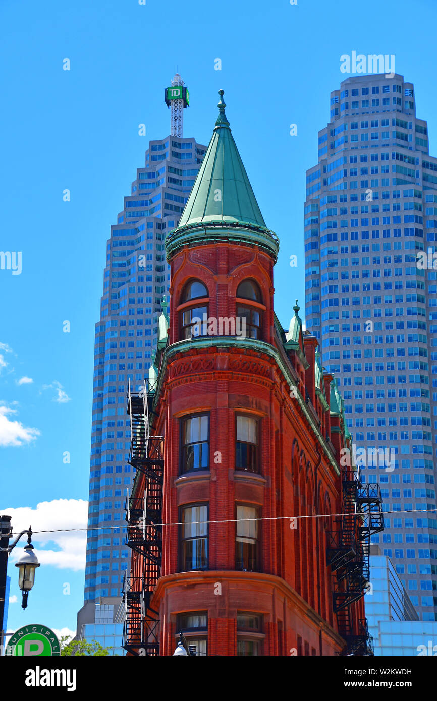 Building with copper roof hi-res stock photography and images - Alamy