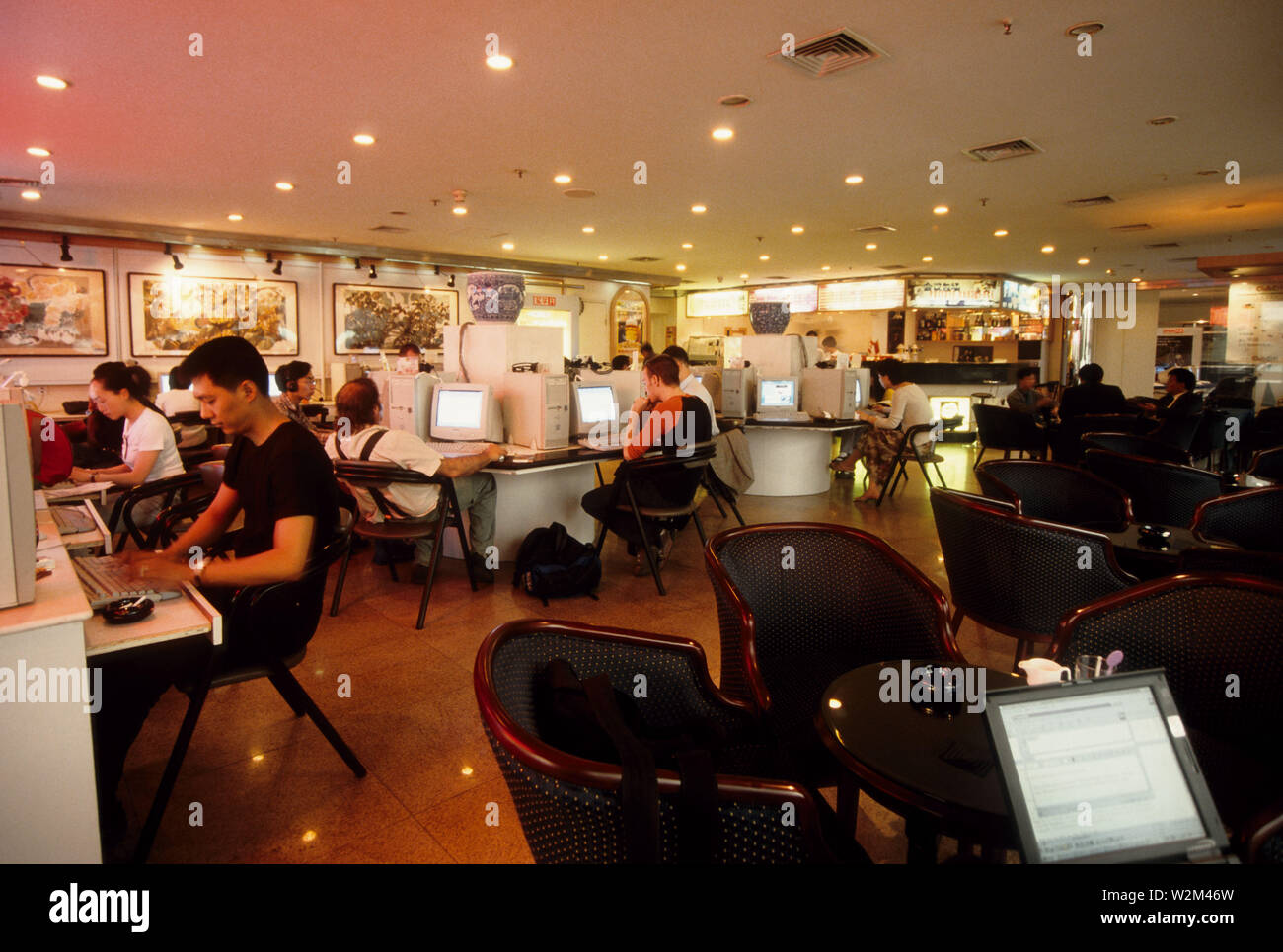 Cyber cafè 2000 hi-res stock photography and images - Alamy